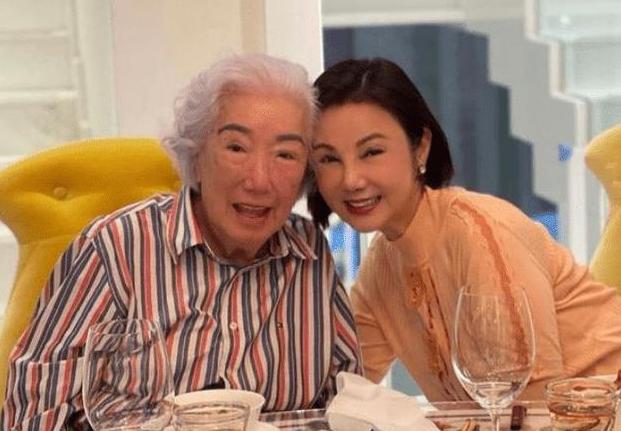 66-year-old Xie Lingling appeared on the cover with her daughter ...