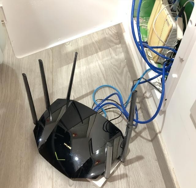 Broadband technicians admit: "You can't put 4 things next to the router ...