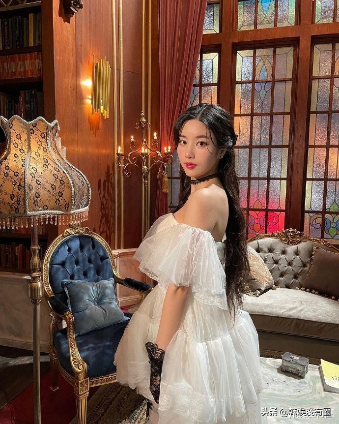 IZONE Kwon Eun Fei posted the new song MV shooting footage, showing off ...