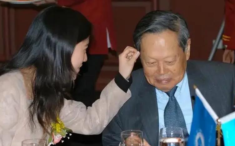 Chen Ning Yang is so powerful. He is still radiant at the age of 101 ...