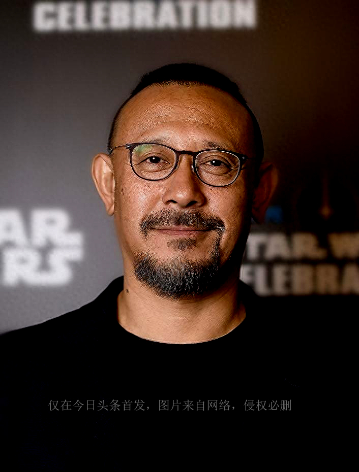 60-year-old Jiang Wen goes out with his whole family, his 44-year-old wife with gray beard ...
