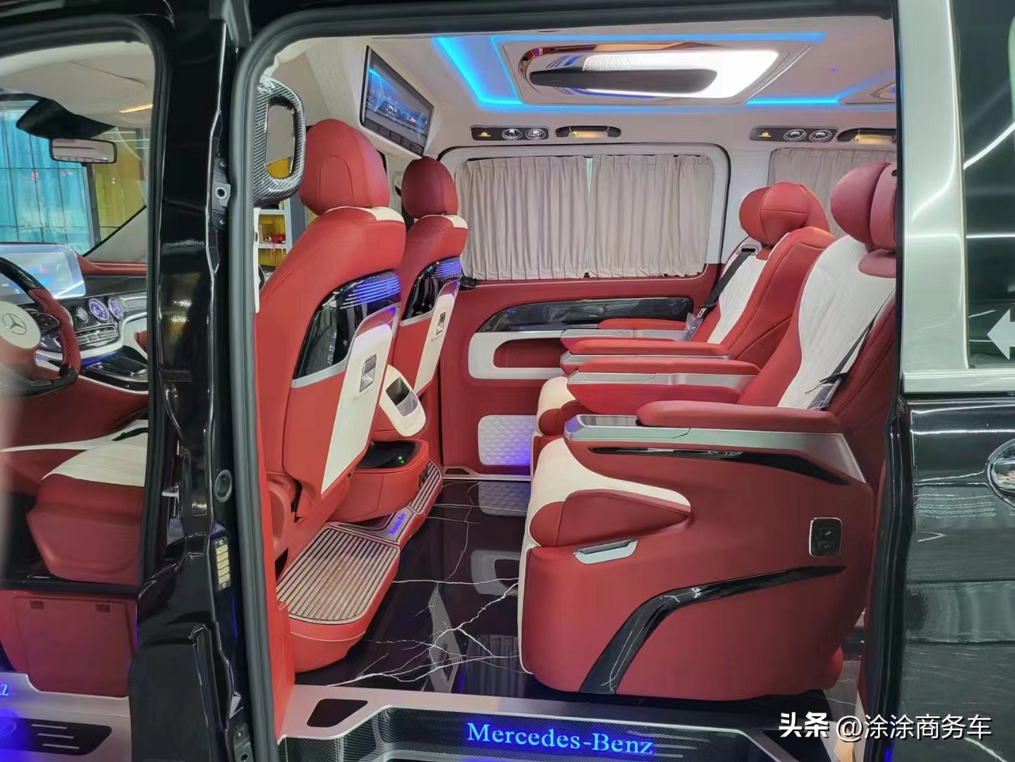 The lights are red, auspicious, and the booming, Mercedes-Benz VITO ...