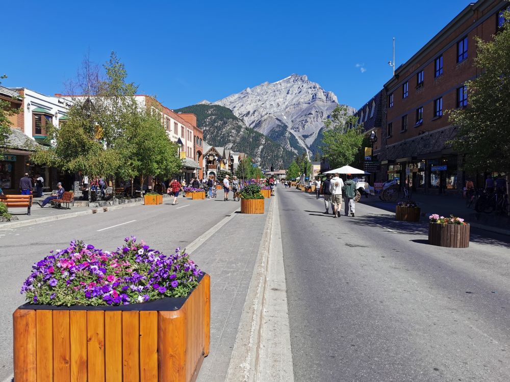 Colorful Banff Walk (1) - Small town style - iNEWS