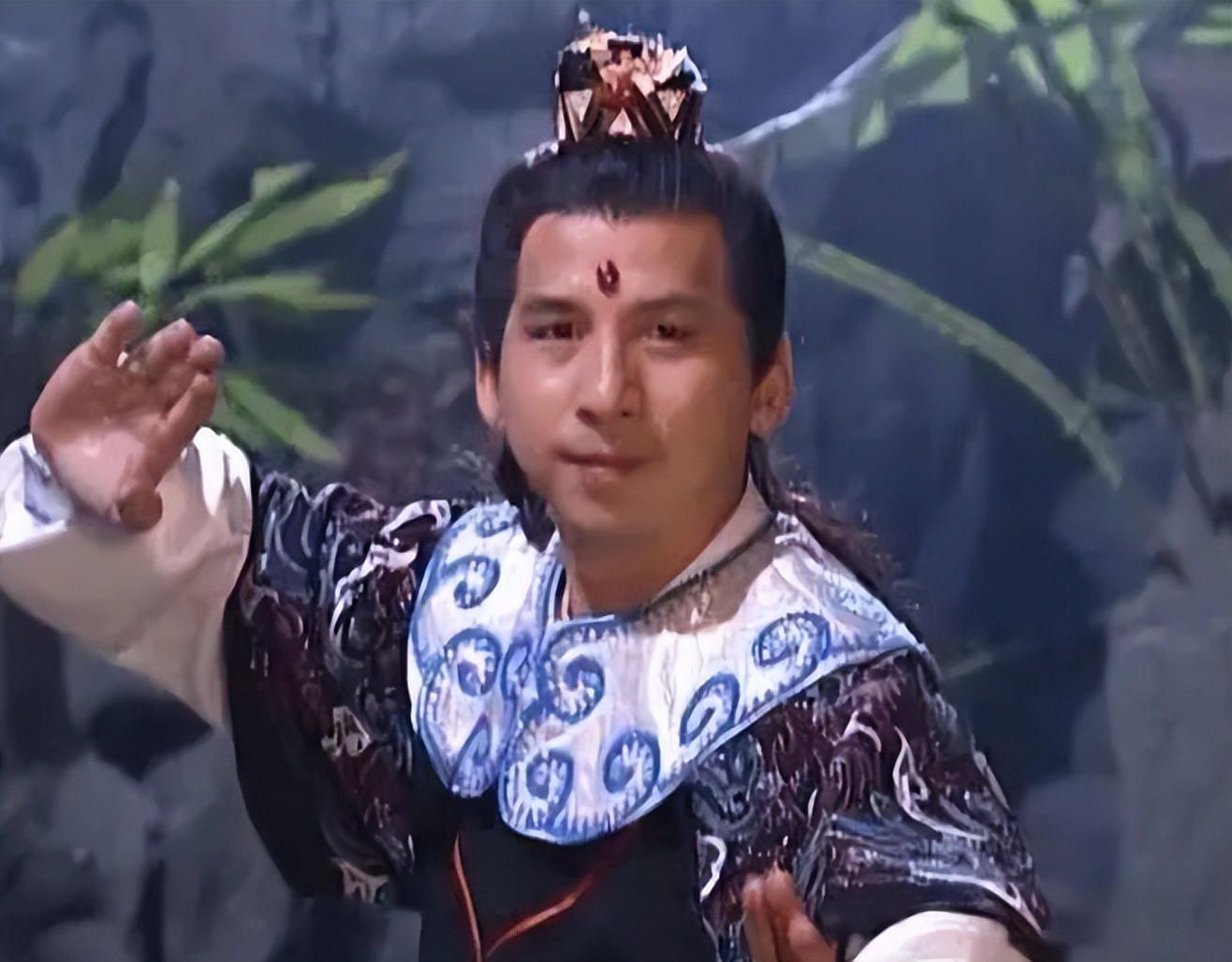 60-year-old Hong Kong star Cao Rong returned to the countryside to feed ...