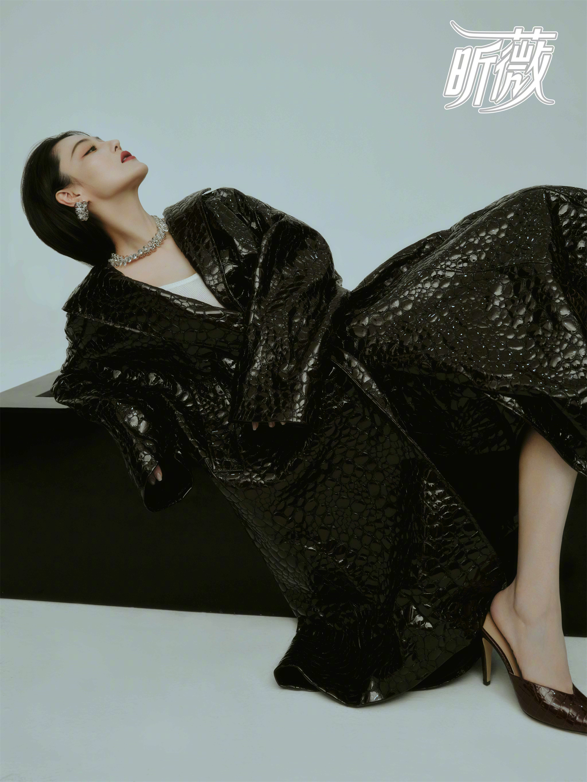 Zhang Xinyu's "Xin Wei" cover, wearing a tube top and missing her lower body is hot and ...