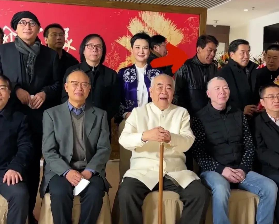 A discussion on the value of art sparked by a photo of Feng Xiaogang ...