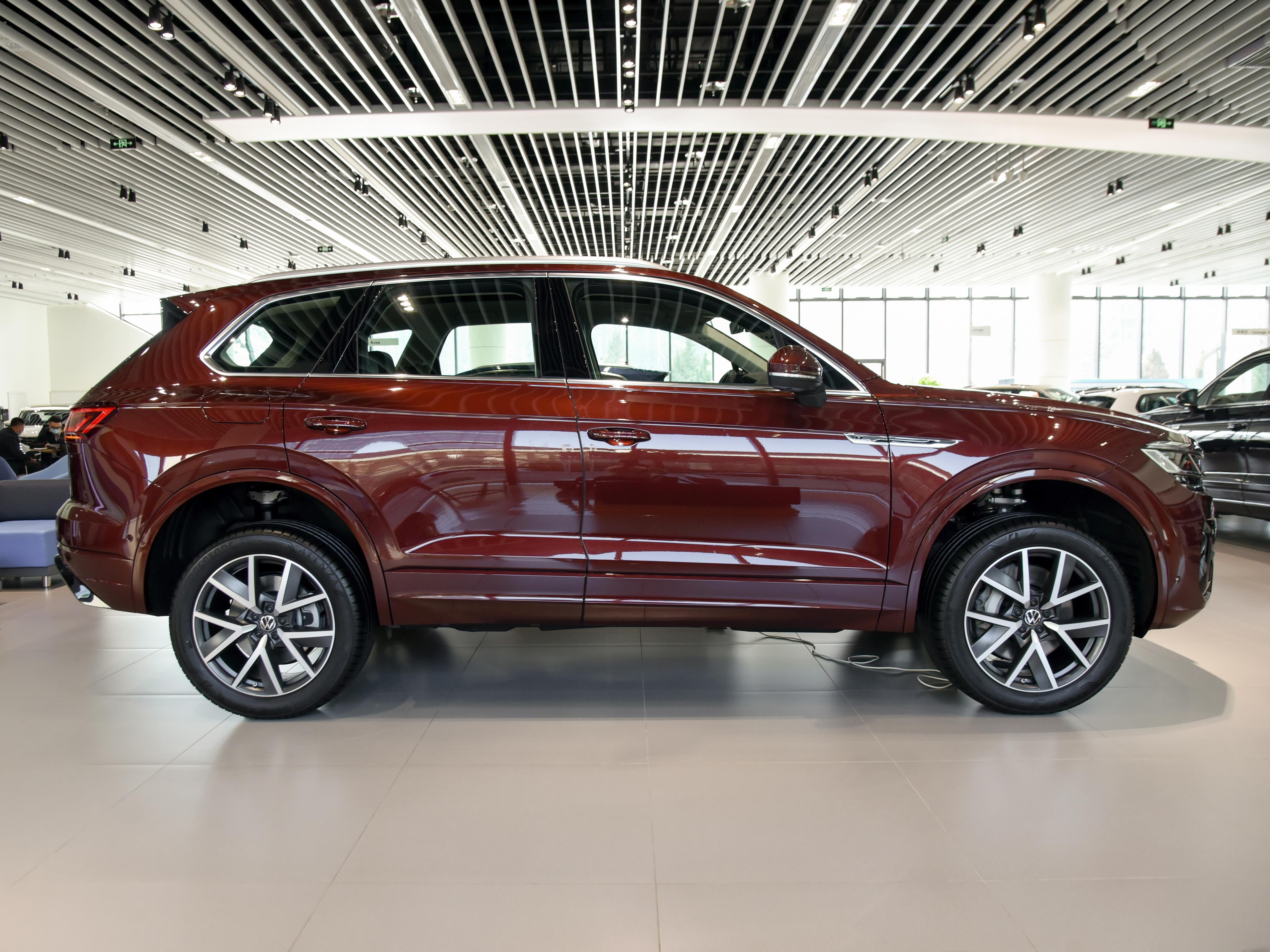 What does the most expensive Volkswagen SUV look like, with large space ...