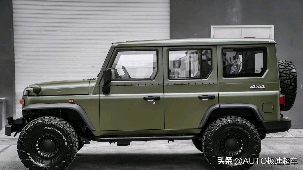 The new BJ212 is here, dark green paint surface + 2.4T engine, wide body body and wheel eyebrows ...