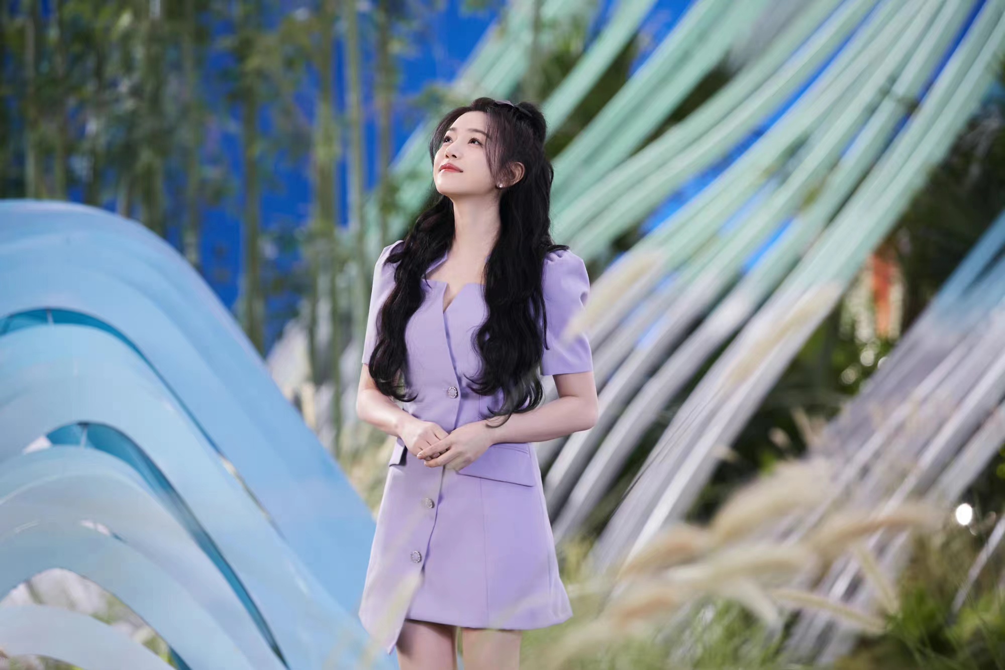 Chen Yanxi sang on stage, wearing a taro purple irregular suit skirt ...