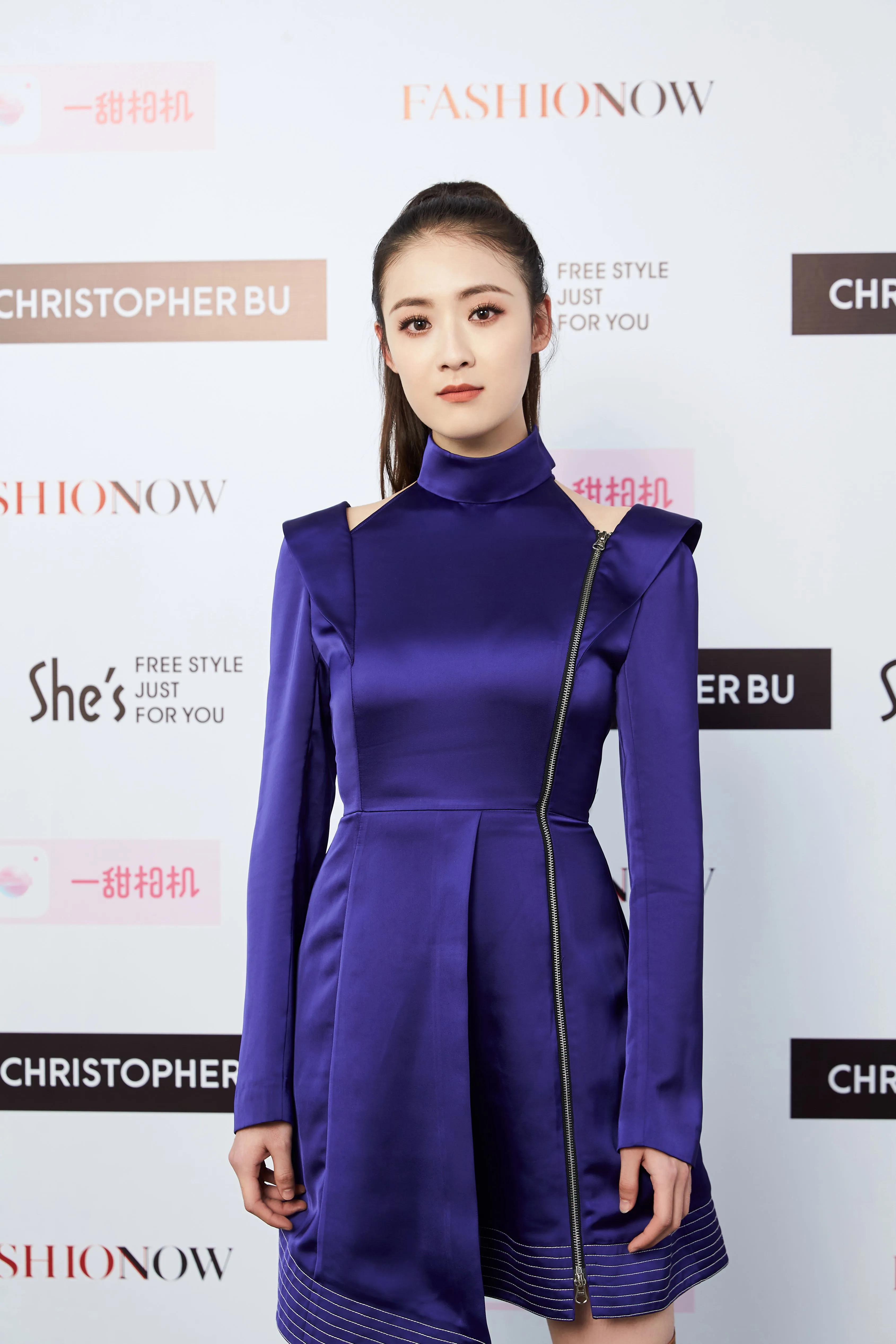 Yang Qiru: Like a flower like a jade, a lotus like a face - iNEWS