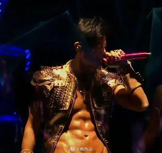 Rooftop love, let's see if Jay Chou still has eight pack abs - iNEWS