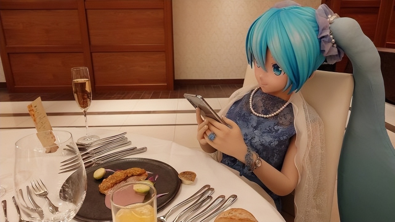 Hatsune Miku's husband prepares candlelight dinner and pays two ...