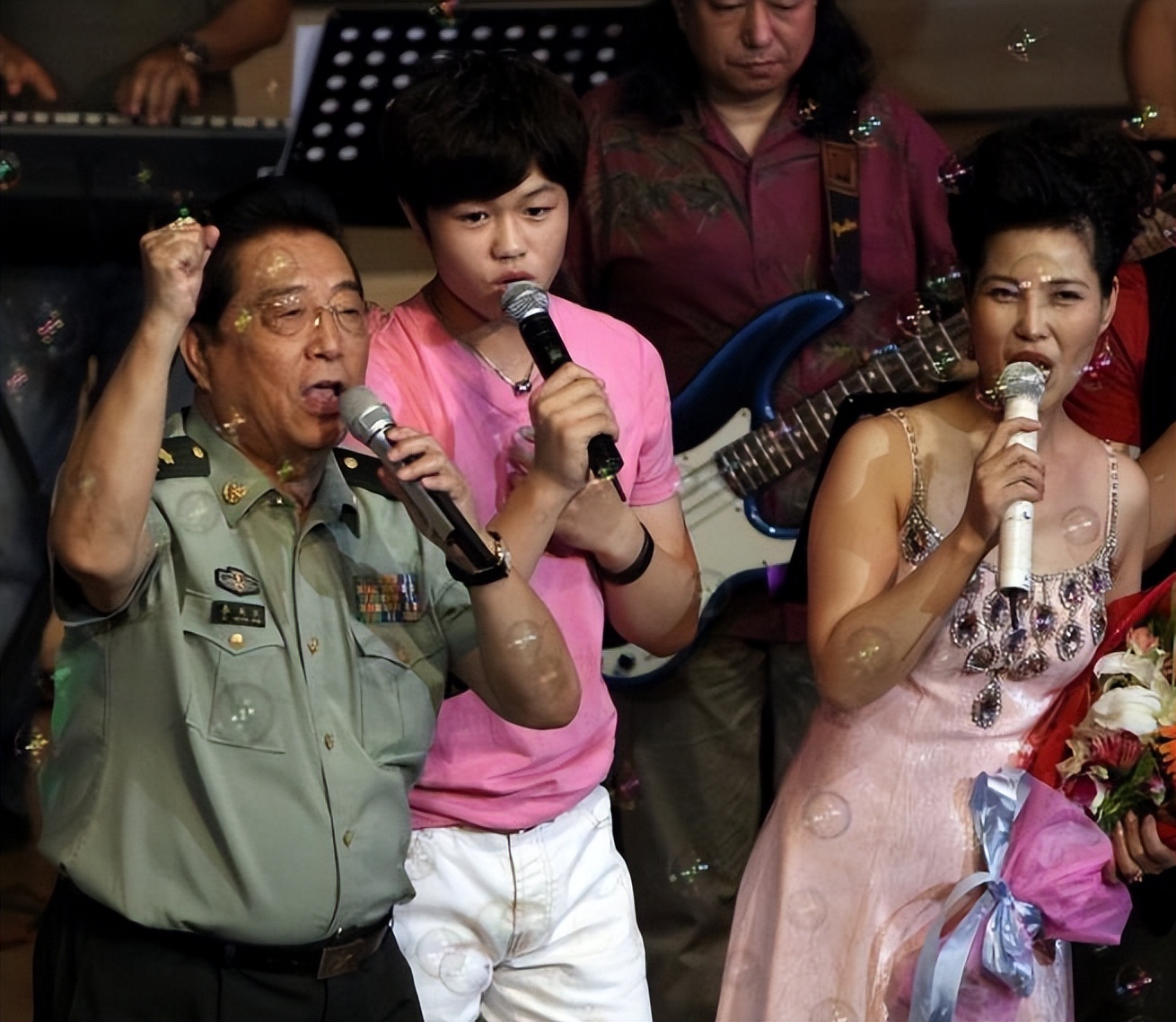 "Li Tianyi's first family portrait after he was released from prison ...