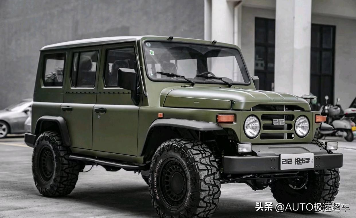 The new BJ212 is here, dark green paint surface + 2.4T engine, wide body body and wheel eyebrows ...