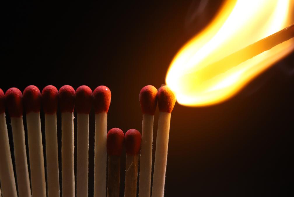 Steel bar + stone = fire? The magical way the ancients made fire! - iMedia