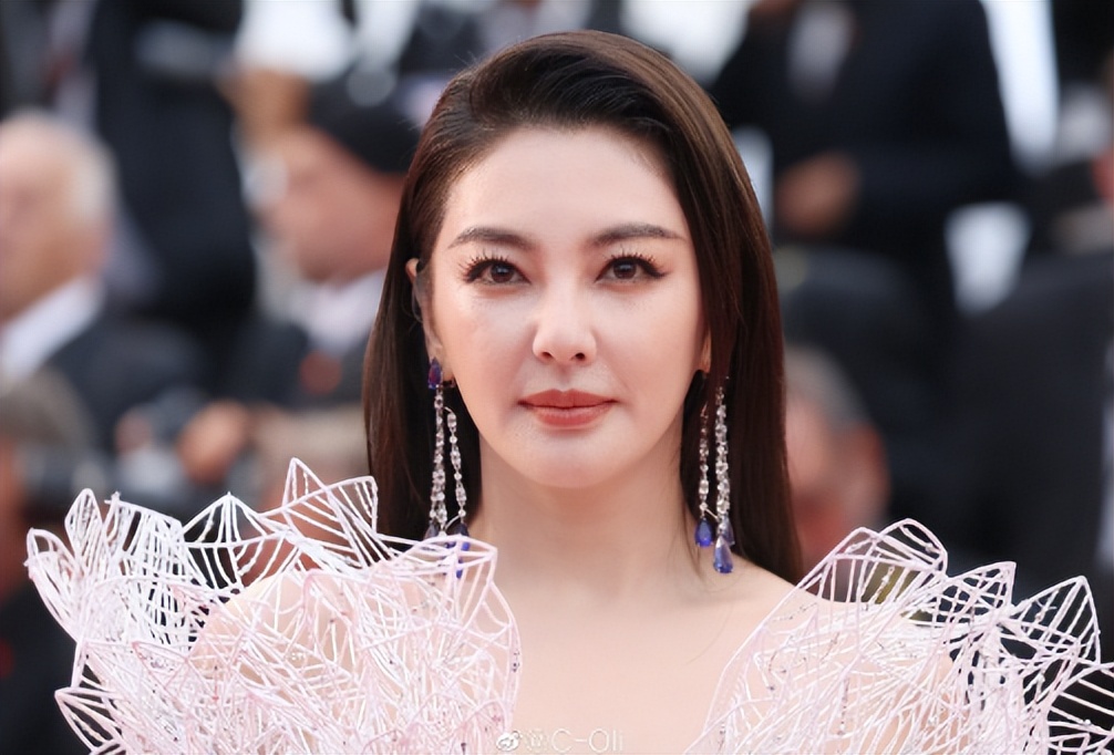 The second round of the Cannes red carpet, Gao Ye is domineering in a ...