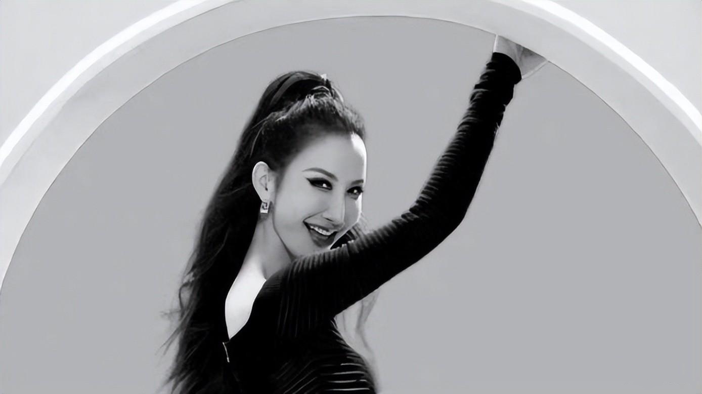 Coco Lee's posthumous photo was released for the first time. I wanted to wear her favorite white ...