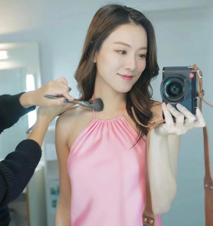 Zeng Zhiwei's daughter-in-law shows off her figure in a halterneck ...