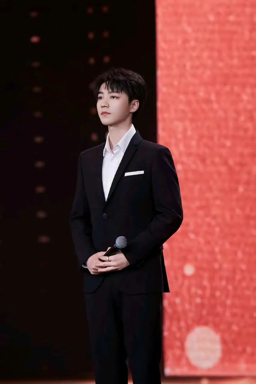 Deng Lun, Chen Xiao, Wang Junkai and Yi Yangqianxi, "The Back Wave ...