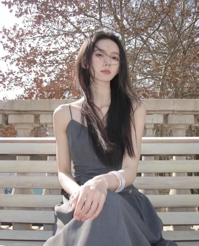 Yu Zheng officially announced the signing of a new female artist Zhang ...