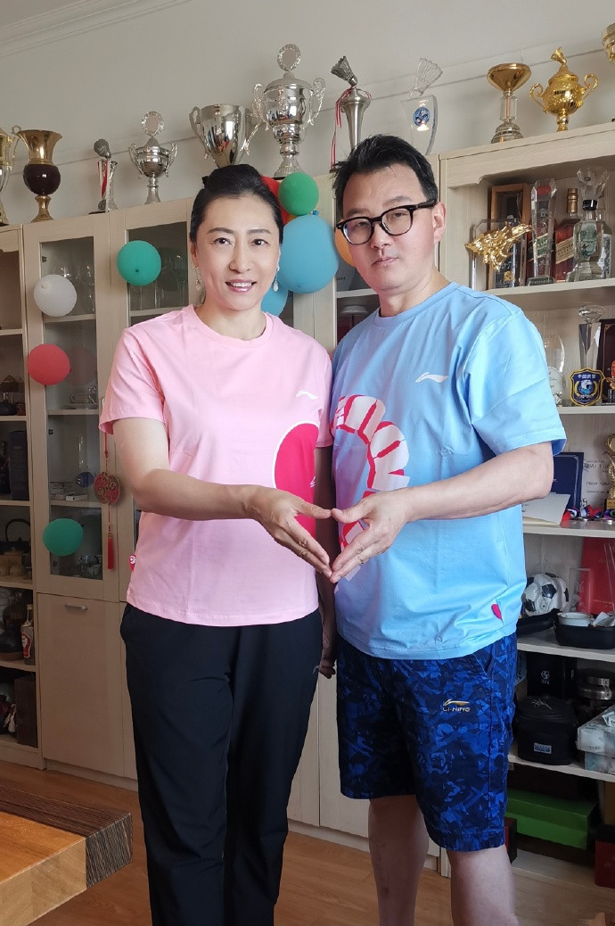 Olympic champion Zhang Ning posted a family photo!At 47 years old, she is still beautiful, her ...