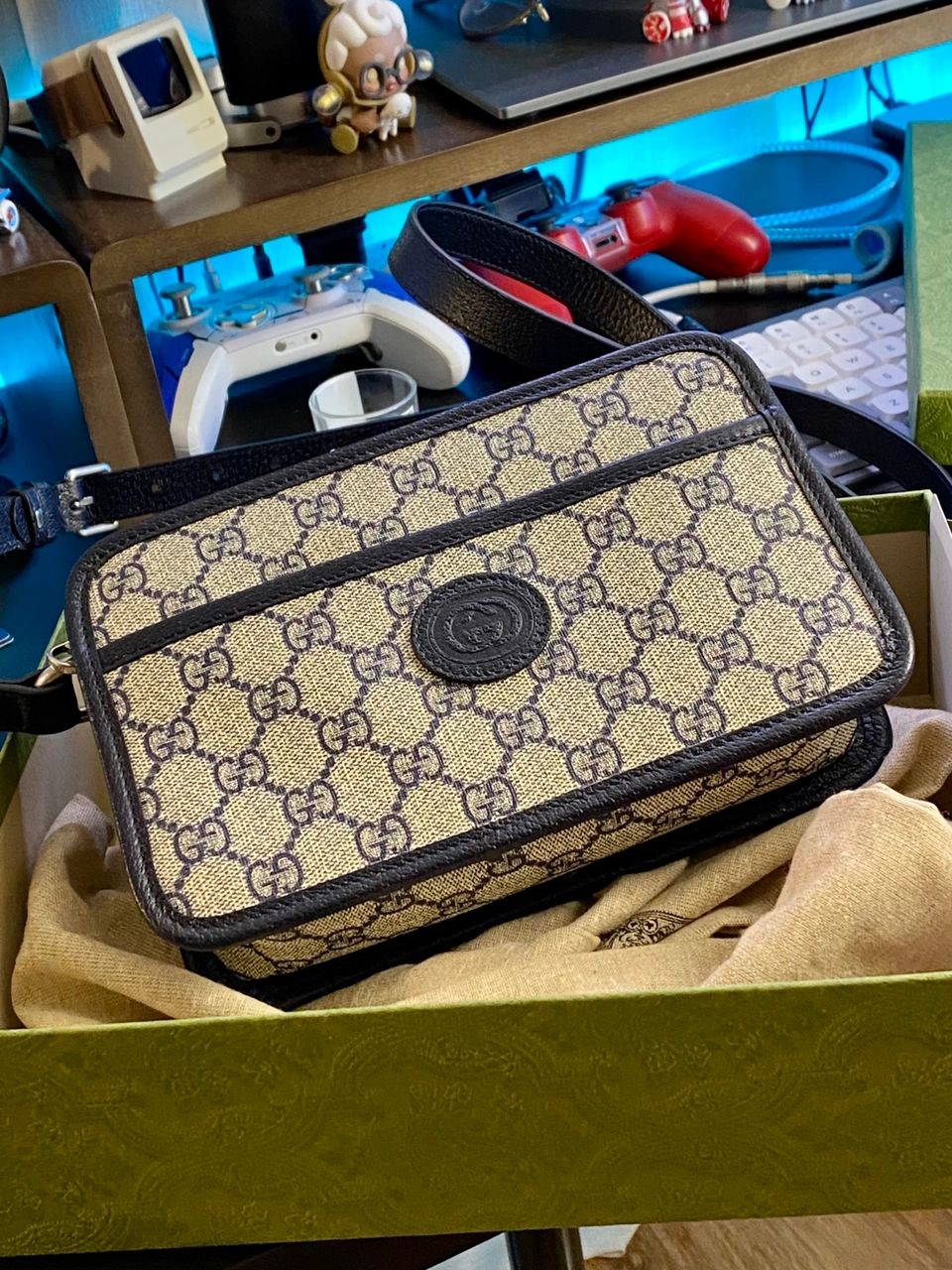 Gucci GUCCI, GG shoulder bag, the new color matching this color is ...