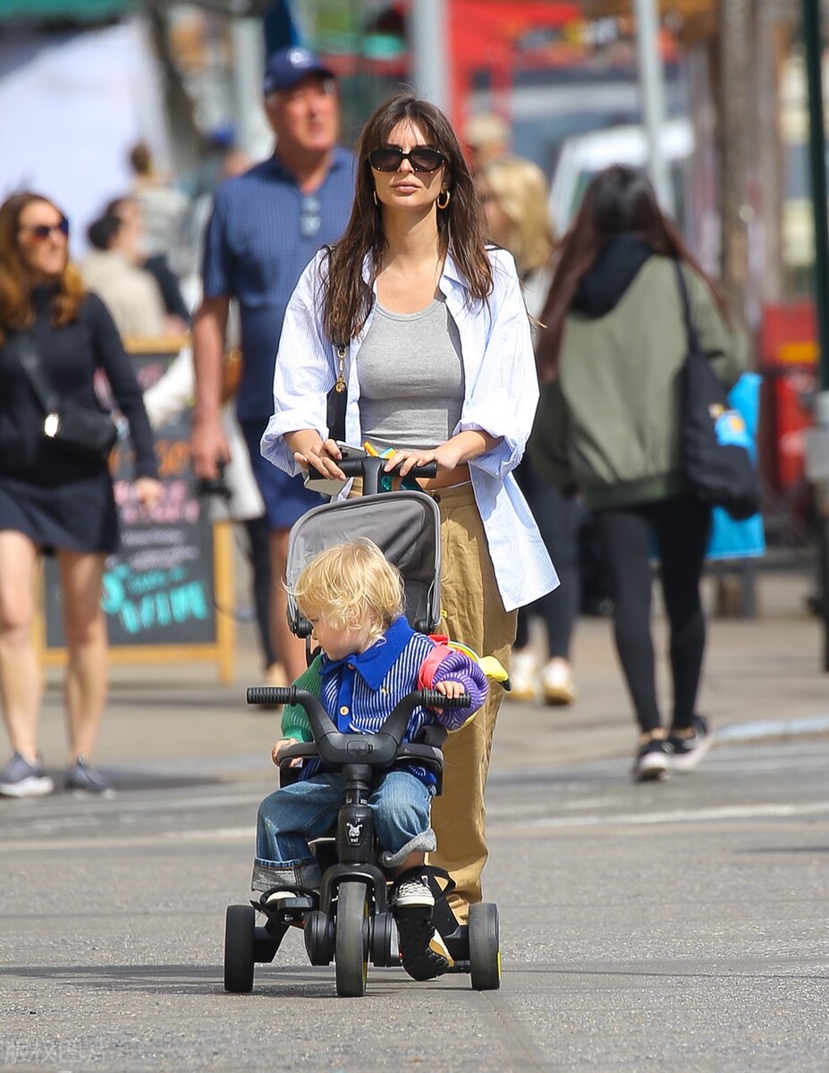 Emily Ratajkowski looks so good in a shirt and vest, she doesn't look ...