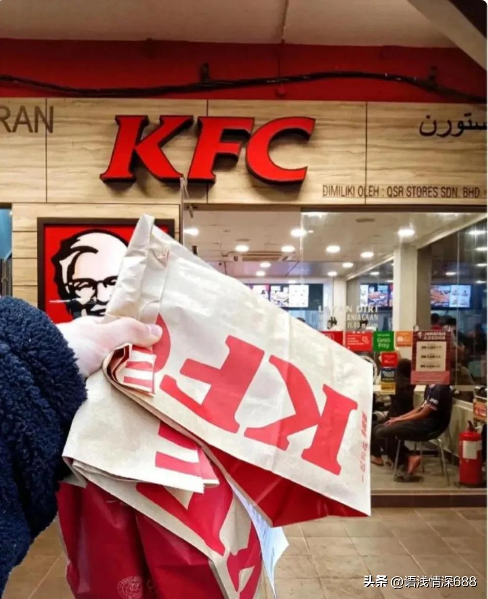A woman eats KFC chicken legs and finds blood dripping out. The inside ...
