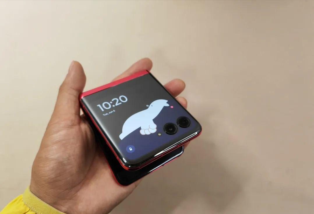 Folding screen enthusiasts have finally got their hands on the Motorola ...