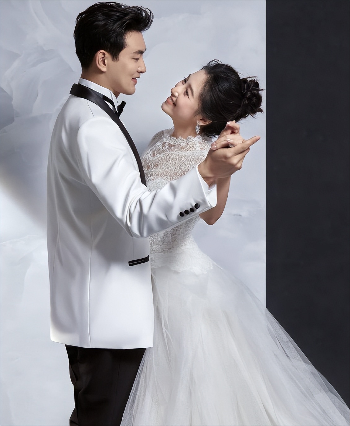 Wang Yanlin took wedding photos to celebrate the second anniversary of ...