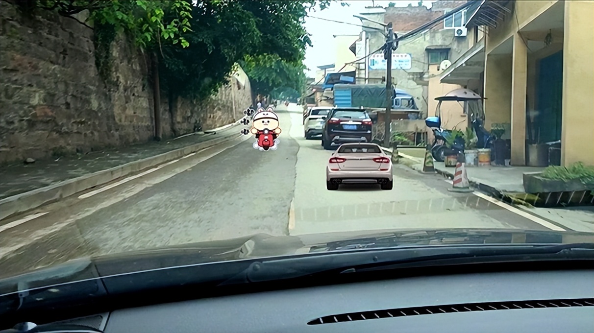 The driving scene that is easy to misjudge when following the car, the ...