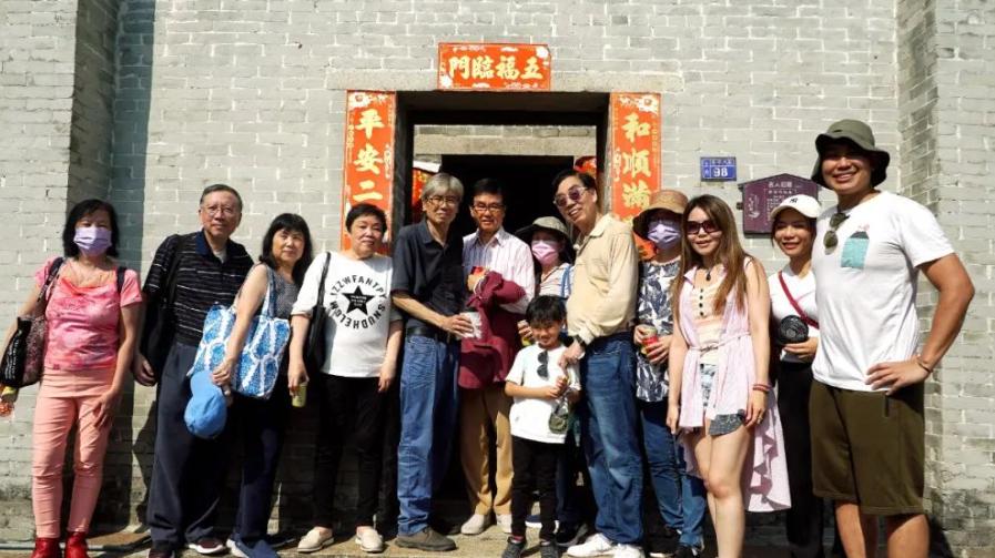 Hong Kong star Huang Baiming and his family return to their hometown in ...