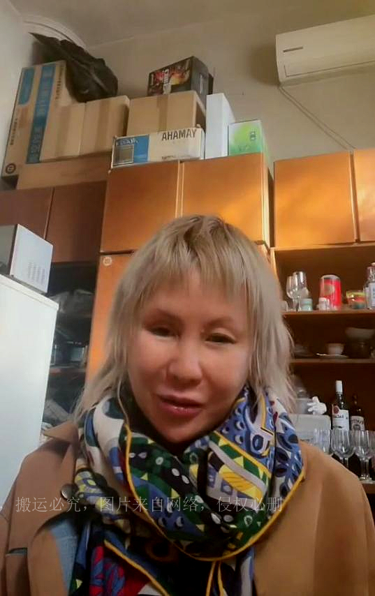 47-year-old Luo Qi choked up and cried during the live broadcast. She ...