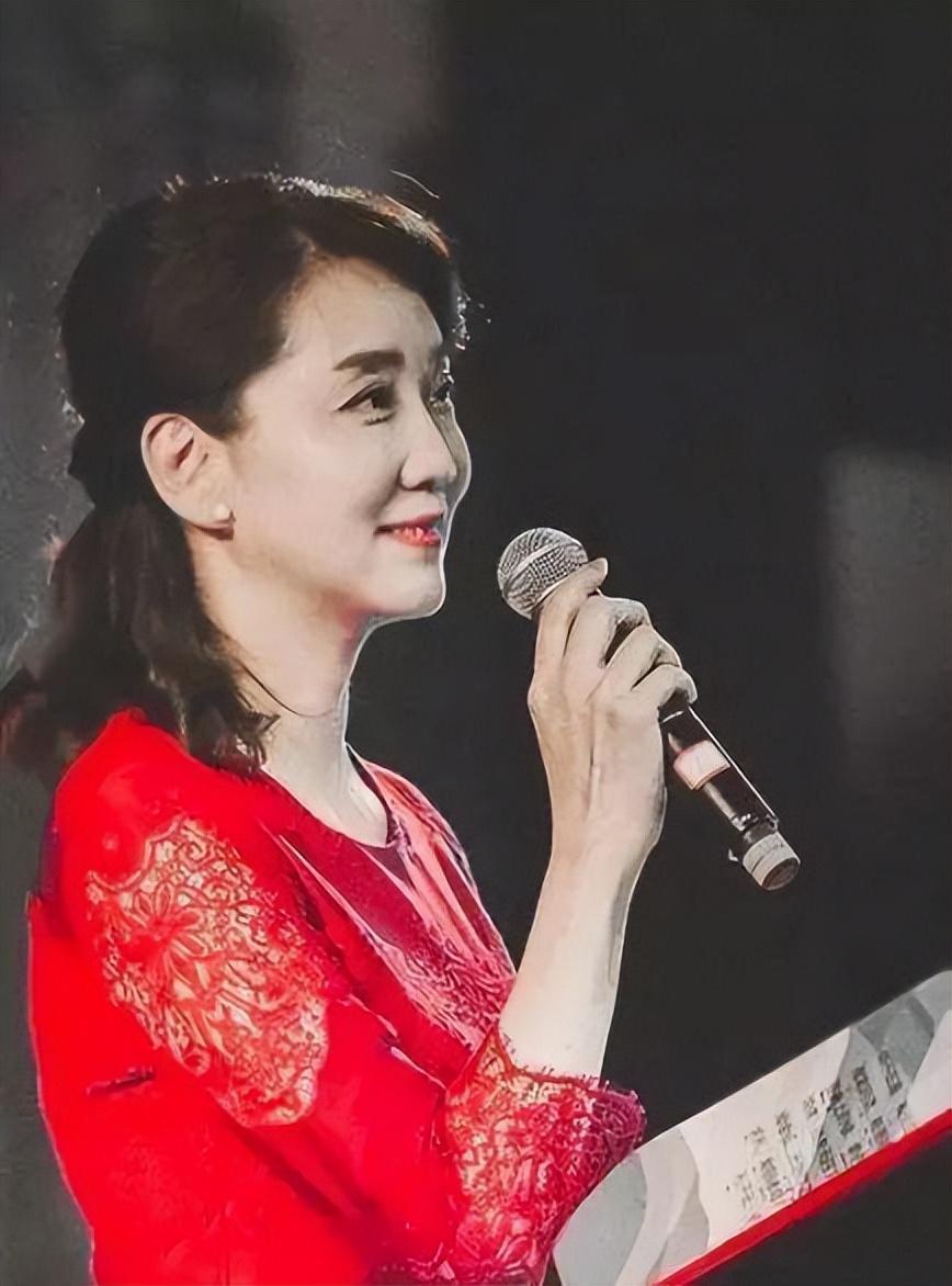 They all grew long hair after retiring from CCTV, Li Xiuping became ...