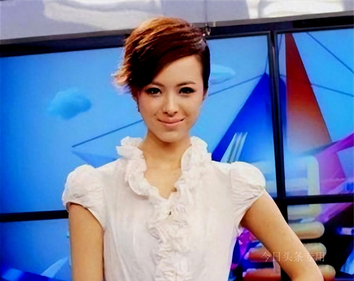 She is known as the most beautiful host of CCTV. She married her 42 ...