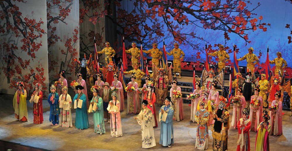 4 pairs of couplets that are full of admiration for watching operas. On ...