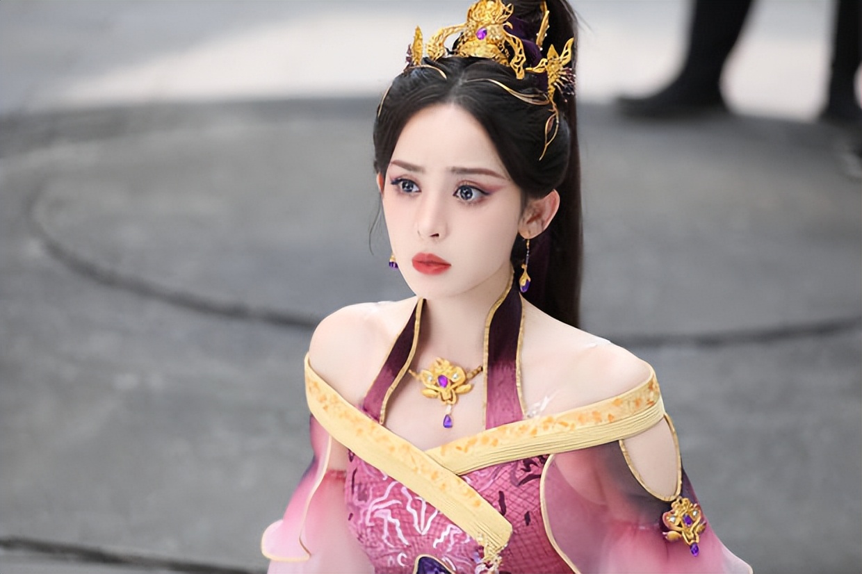 Nazha's purple dress with high ponytail is beautiful and sassy, showing ...