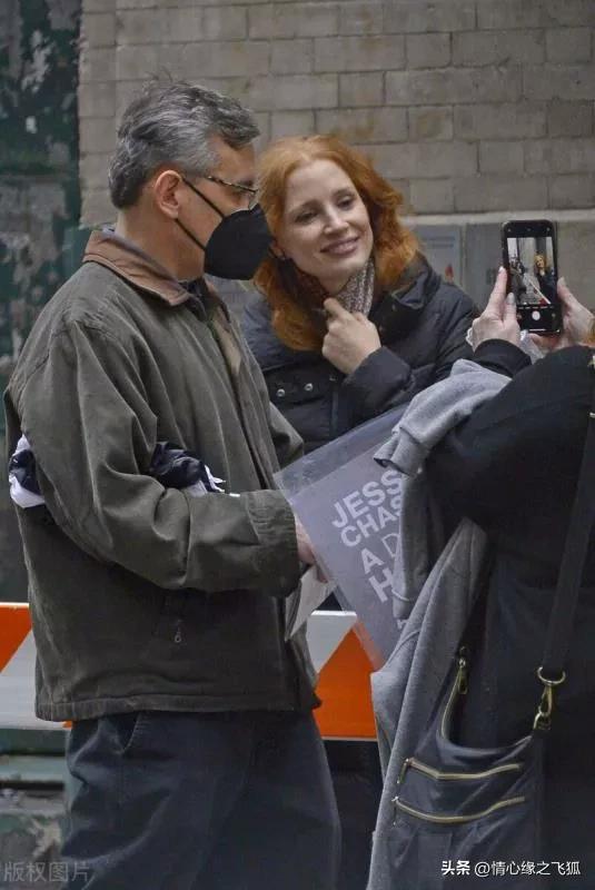 "Sister Model Worker" Jessica Chastain is wearing a black down jacket ...