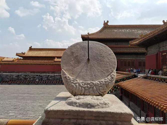 The instruments used to measure the time of the shadows in ancient ...