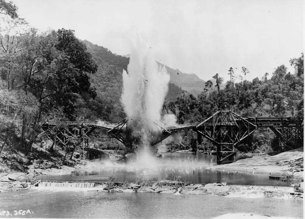 1957 "Newar Bridge": a totem of life under the harmony of heroism and ...