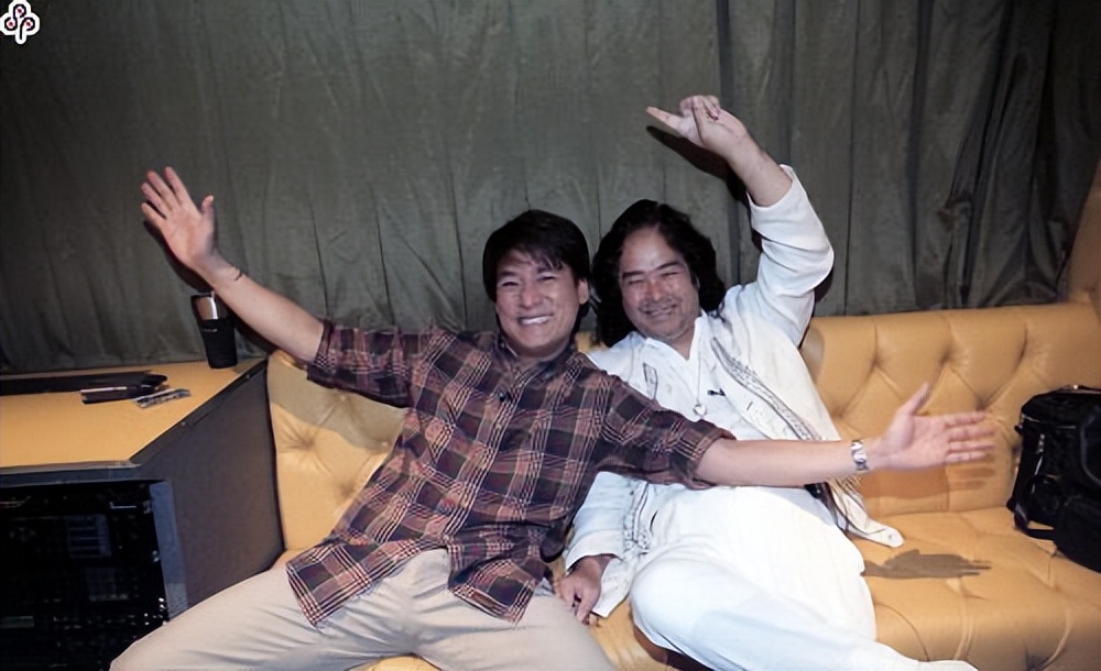 A group photo of singer Zhou Huajian and friends Li Zongsheng and Zhao ...