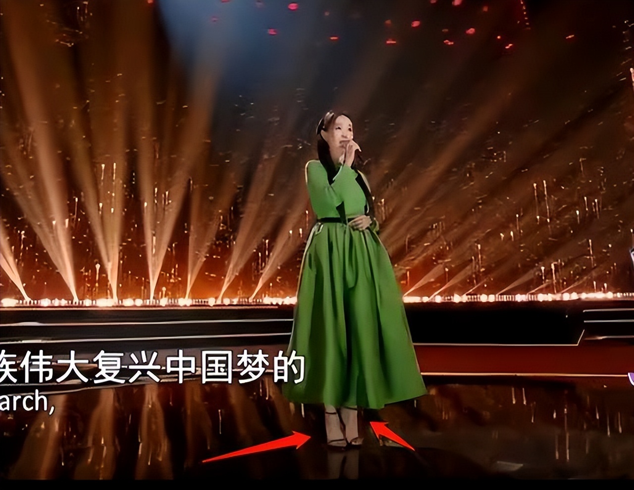 May 4th party magnifying glass: Yang Zi cut out the picture, Li Yitong's feet are 90 degrees ...