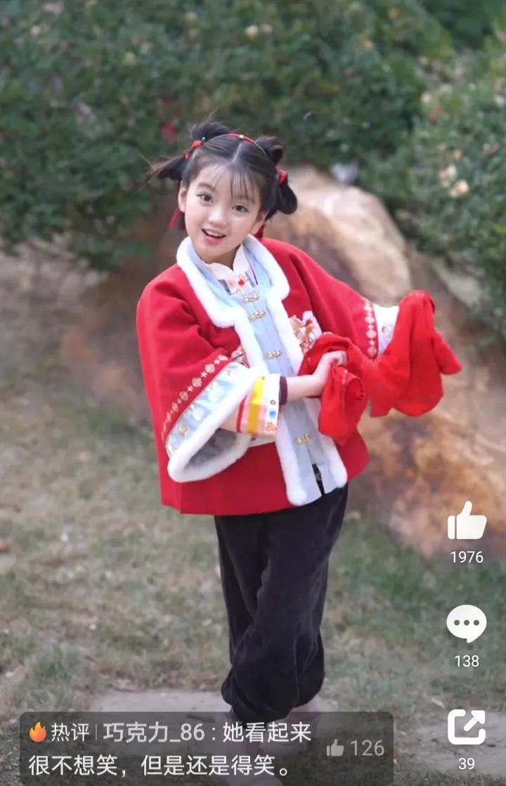 Alalei danced and smiled reluctantly during the Lantern Festival ...