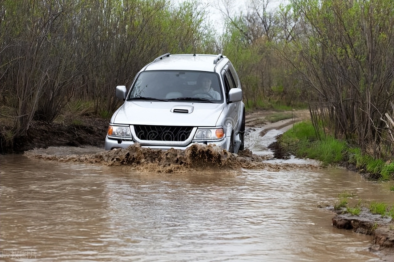 How deep is the car wading? - iNEWS