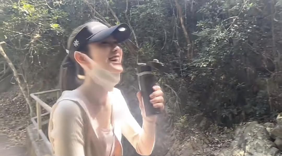 Zhang Xinyueshang and Lin Feng climbed the mountain hand in hand ...