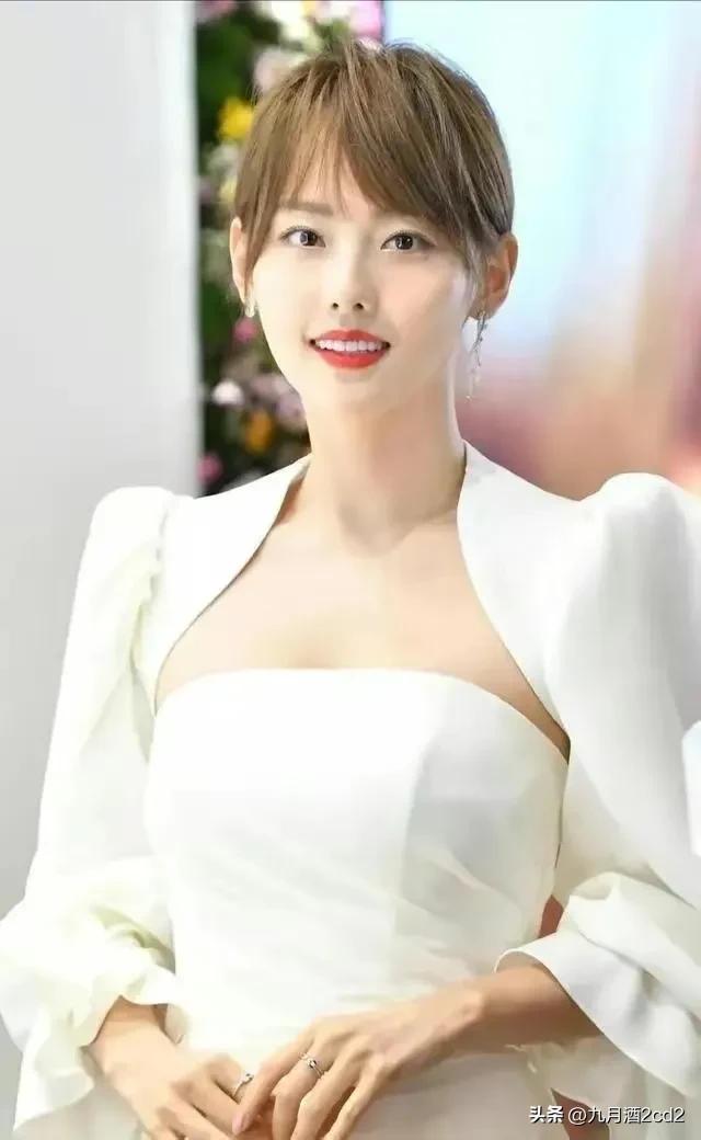 Baby-like skin, breathtaking beauty, proud figure - iMedia