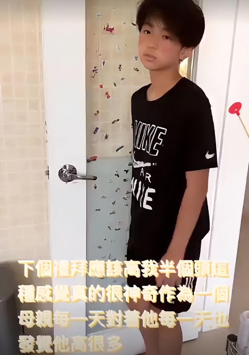 Cecilia Cheung measures Quintus' height, the handsome guy just woke up ...