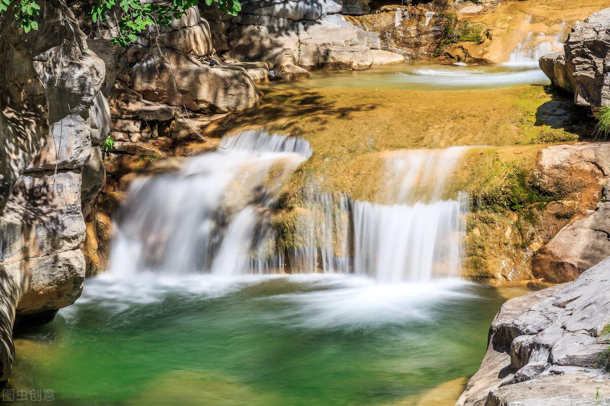 The Hongshi Gorge Spring Waterfall in the Bishui Danshan reflects the ...