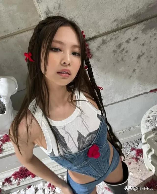 JENNIE showed off her waist in a burrowing one-piece denim outfit - iMedia