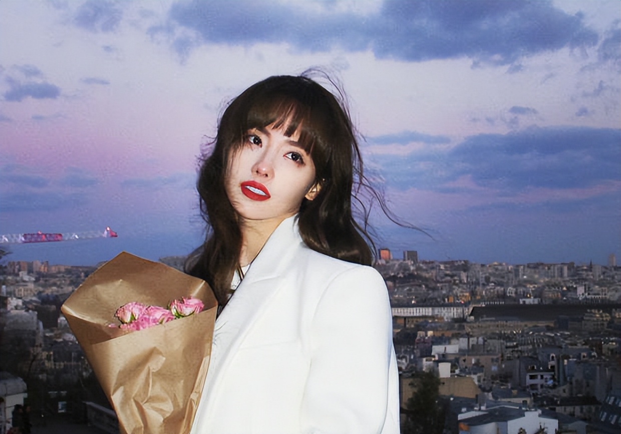 Zhang Jiani took photos at dusk in Paris, wearing a white suit and ...